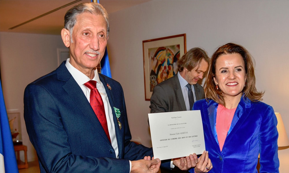 فرنسا تقلد الأديب الكويتي طالب الرفاعي وسام الآداب والفن - كويت نيوز