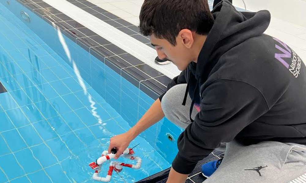 أبطال البكالوريا الامريكية يقنصون التأهل في مسابقة الروبورتات تحت الماء ...