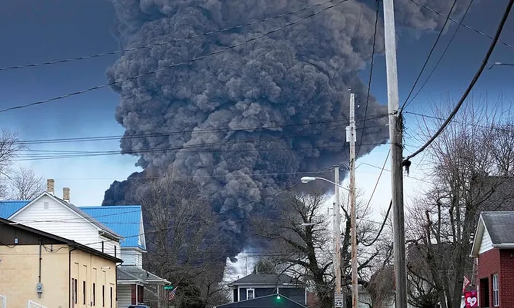 قطار شحن يحمل مواد خطرة يخرج عن القضبان في ولاية أريزونا الأمريكية ...